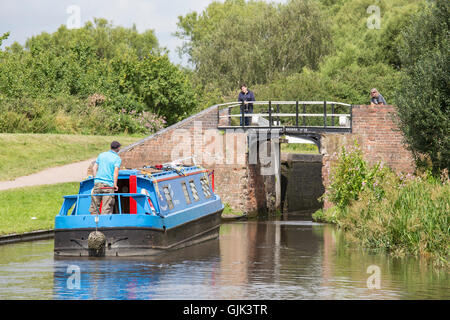 The Staffs and Worcester Canal at Wolverley Court lock, Worcestershire ...