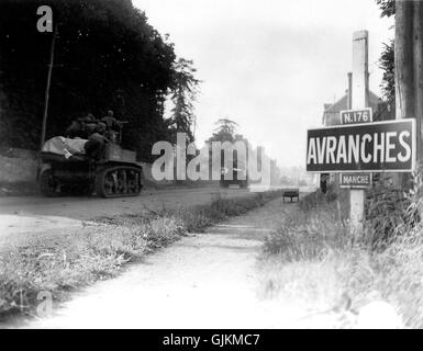 American tanks move through Avranches Stock Photo - Alamy