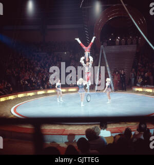 Zirkus Krone in München, 1981. Artisten in der Manege. Performance in ...