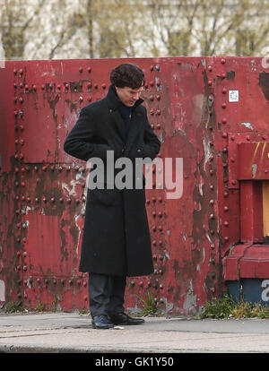 Benedict Cumberbatch films a scene for the new series of 'Sherlock' on ...