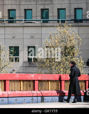 Benedict Cumberbatch films a scene for the new series of 'Sherlock' on ...