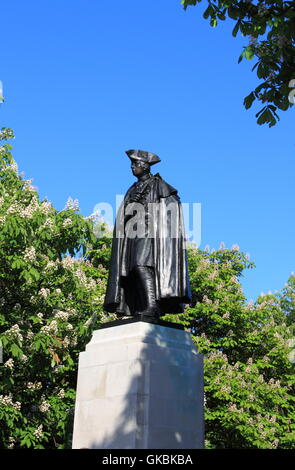 General Wolfe Statue In Greenwich Park At Night With Canary Wharf In ...