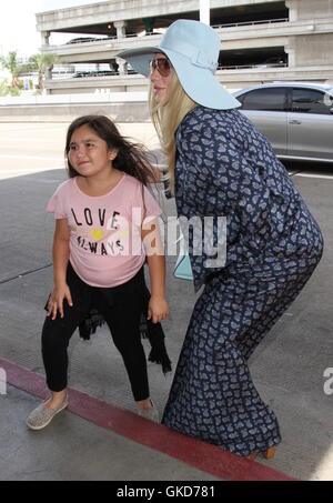 Kesha poses for pictures with fans as she arrives at Los Angeles ...