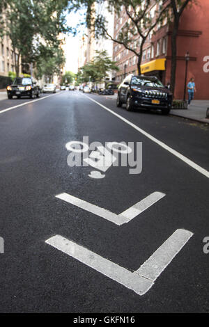 Bicycle sign in a city Stock Photo - Alamy