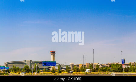 Terminal B at Sacramento International Airport (SMF) in California ...