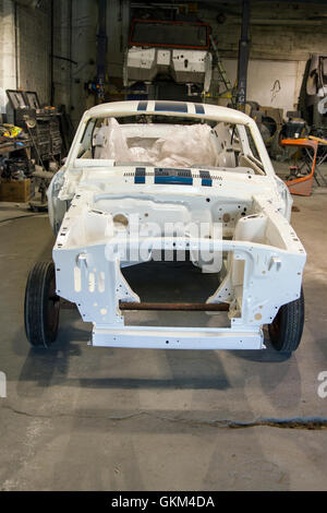 mechanic rebuilding classic car auto body shop Stock Photo - Alamy
