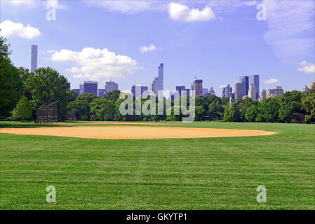 Green grass and baseball field of Central Park with Manhattan skyline ...