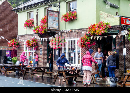 People Shelter From The Rain Outside The Snowdrop Pub In The Market ...