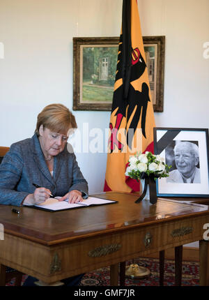Berlin, Germany. 26th Aug, 2016. A young man jumps through a ...