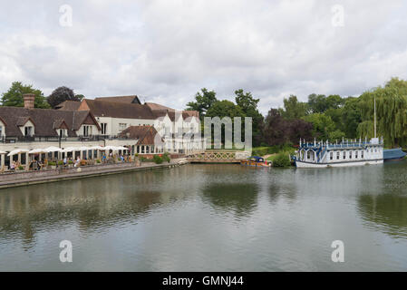 The Swan Hotel on the River Thames at Radcot Bridge, Oxfordshire, Uk ...