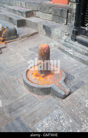 shiva linga at pashupatinath temple kathmandu nepal Stock Photo - Alamy