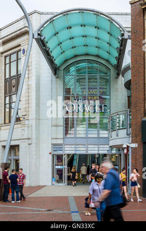 An entrance off Broad Street into The Oracle Shopping Centre in Reading ...