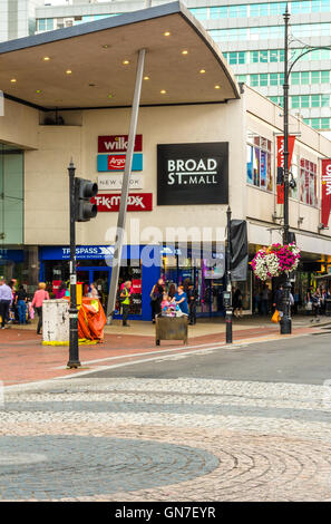 The outside of the Broad Street Mall in Reading, Berkshire Stock Photo ...