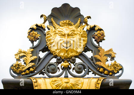 Gilded face on a gate at Hampton Court palace, London Stock Photo - Alamy