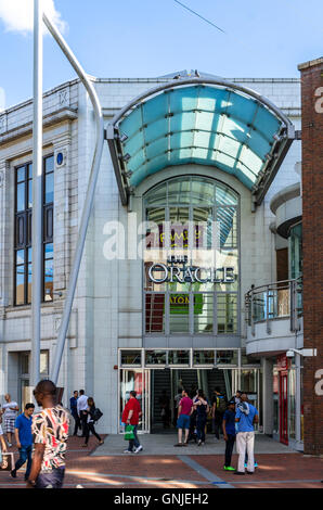 An entrance off Broad Street into The Oracle Shopping Centre in Reading ...