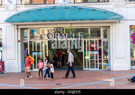 An entrance off Broad Street into The Oracle Shopping Centre in Reading ...