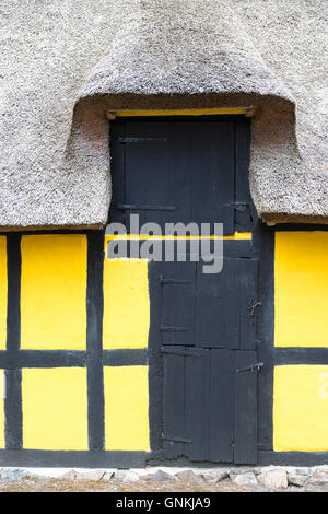 Thatched half-timbered barn, in front a water pump with washing tubs ...