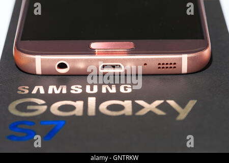 Rose gold colored Samsung Galaxy S7 mobile phone Stock Photo - Alamy