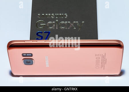 Rose gold colored Samsung Galaxy S7 mobile phone Stock Photo - Alamy