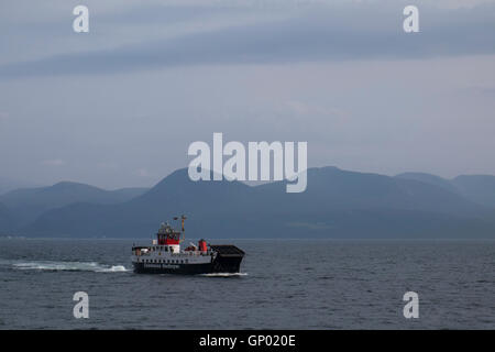 The Claonaig to Lochranza ferry "Loch Tarbert" before departing for ...