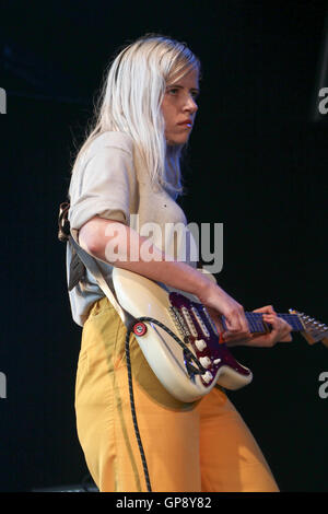 Amber Arcades (Annelotte de Graaf) performing with her band, on the NTS ...