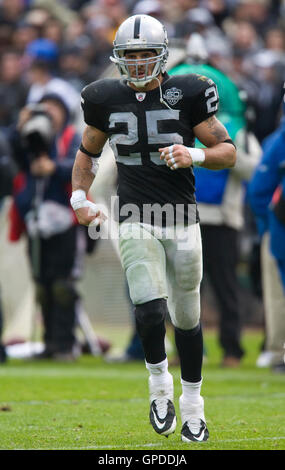 Oakland Raiders Justin Fargas (25) during game action at the Oakland ...