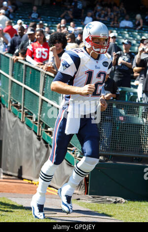 Tom Brady (12) of the New England Patriots warms up with his team ...