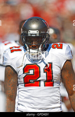 Tampa Bay Buccaneers running back Leonard Fournette (28) in action ...