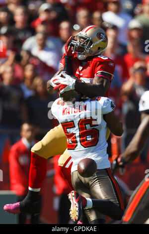 Tampa Bay Buccaneers outside linebacker David Walker blocks warren ...