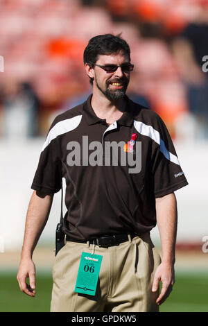 San Francisco 49ers assistant coach DeMeco Ryans, left, talks to Kwon ...