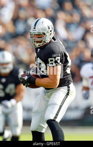 Oakland Raiders tight end Brandon Myers (83) catches a pass as ...