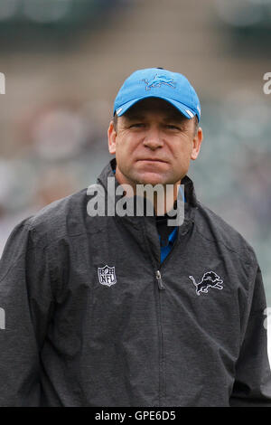 Detroit Lions offensive coordinator Scott Linehan talks with ...