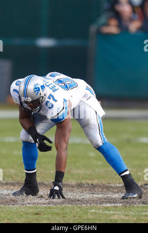 Detroit Lions tight end Brandon Pettigrew (84) trips over his own ...