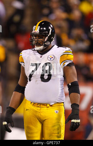 Pittsburgh Steelers tackle Max Starks (78) wears pink shoes as he ...