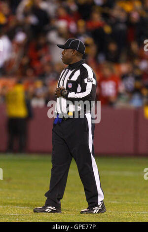 NFL umpire Roy Ellison (81) gets between players during the first half ...