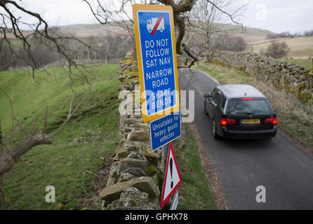 A 'Do Not Rely On Sat-Nav' sign on a road in the U.K Stock Photo - Alamy