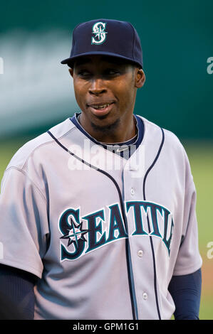 Seattle Mariners third baseman Chone Figgins awaits the throw as ...