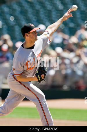 Baltimore Orioles starting pitcher Brian Matusz (17) delivers a pitch ...