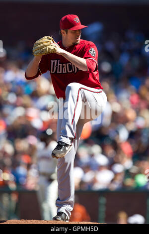 Arizona Diamondbacks relief pitcher Chad Qualls works against the ...