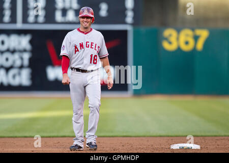 Los Angeles Angels shortstop Kevin Newman (10) throws to second base ...