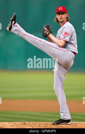 Cincinnati Reds starting pitcher Bronson Arroyo (61) leaves the game as ...