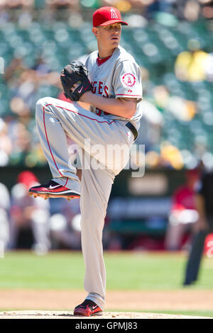LOS ANGELES, CA - JULY 9: Pitcher Joey Jay #30 of the Cincinnati Reds ...