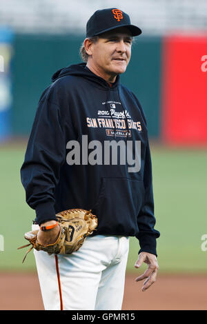 San Francisco Giants pitching coach Dave Righetti (33) visits Giants ...