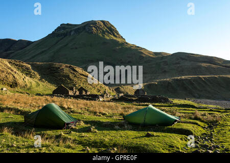 Guirdil bothy and Bloodstone hill, Rum, Scotland Stock Photo - Alamy