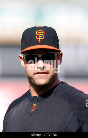 San Francisco Giants Pat Burrell toasts the fans with a beer at a ...
