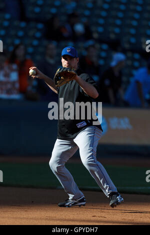 New York Mets third baseman Justin Guerrera (6) throws to first base ...
