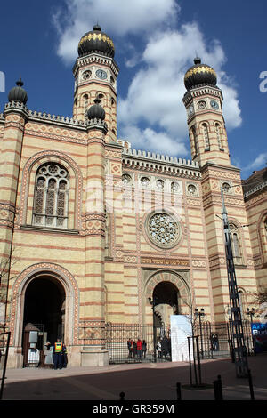 Budapest jewish synagogue architecture detail in Budapest in Hungary ...