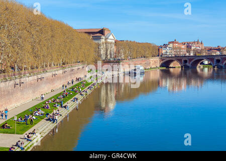 Pont (Bridge) Neuf (XVII c.) across Garonne, Toulouse, France Stock ...
