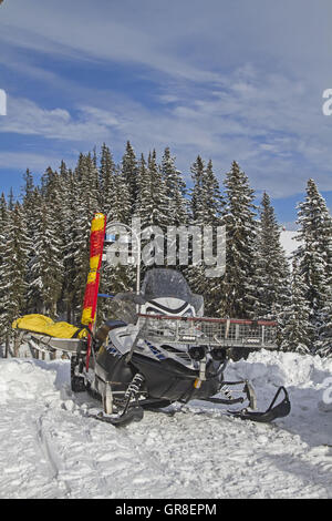 Rescue sled in the snow. Transport sleigh for injured skiers. Prepare ...