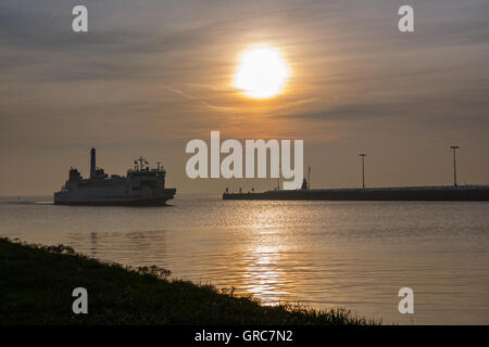 Borkum Ferry In The Evening Light At The Western Pier Stock Photo - Alamy